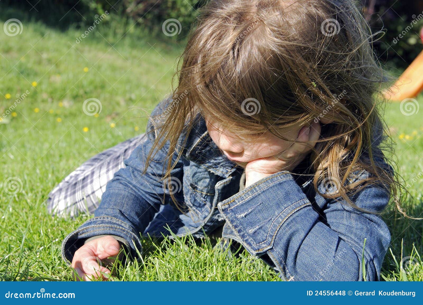 Trauriges junges Kind stockfoto. Bild von kind, alleine - 24556448