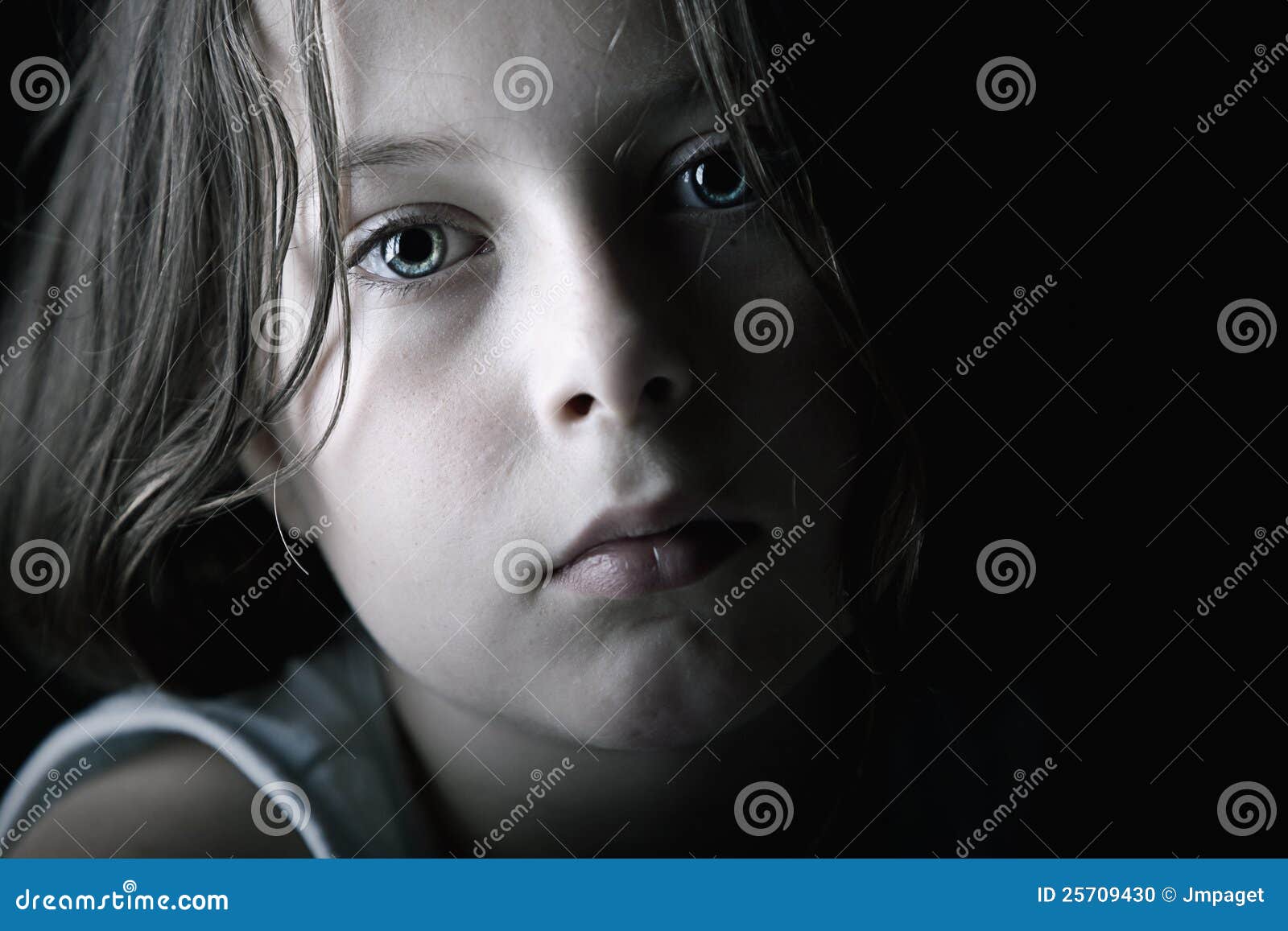 Trauriges Kind stockfoto. Bild von sozial, traurig, knie - 25709430