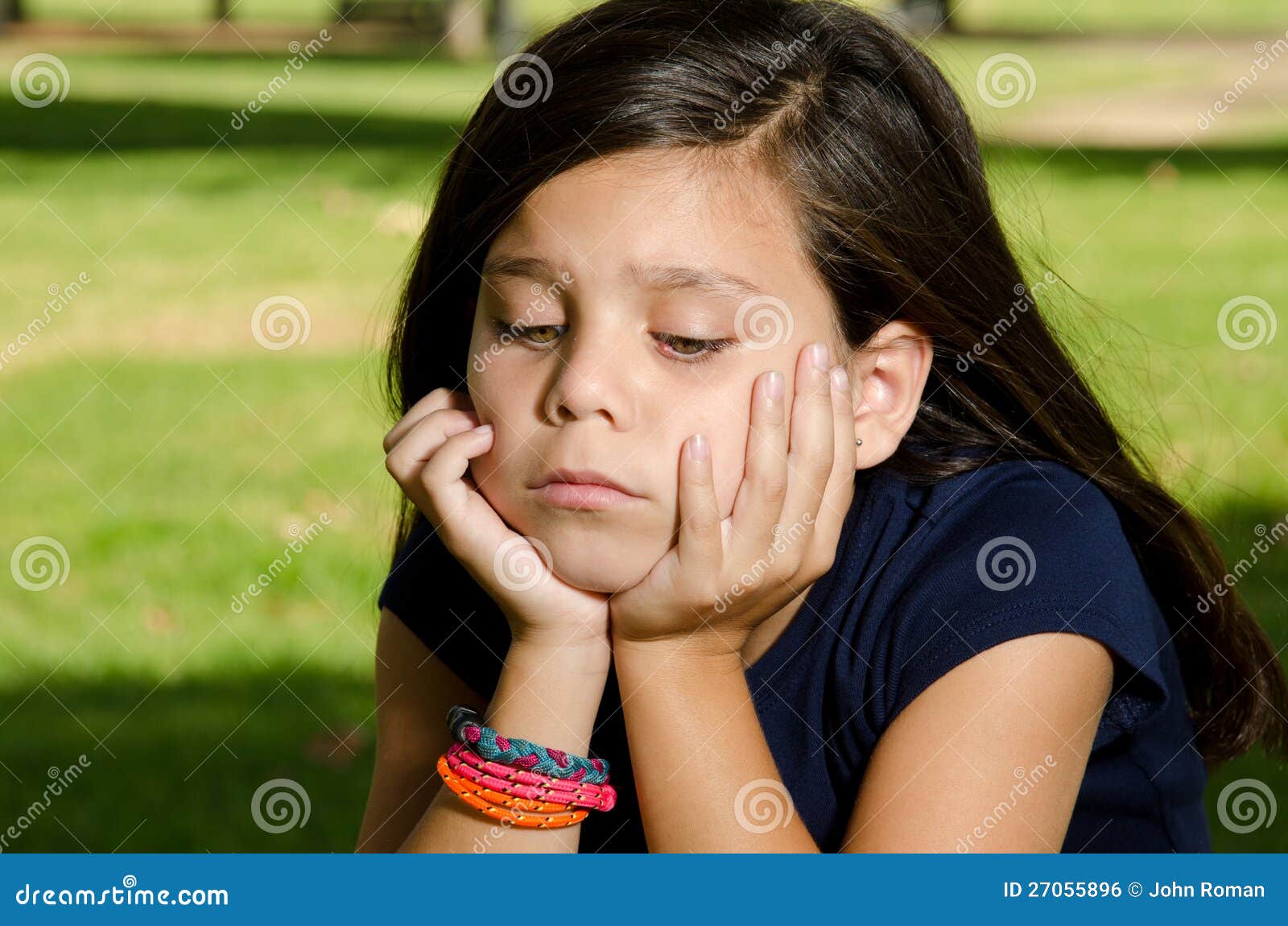 Trauriges Kind stockfoto. Bild von kind, gefühle, einsam - 27055896