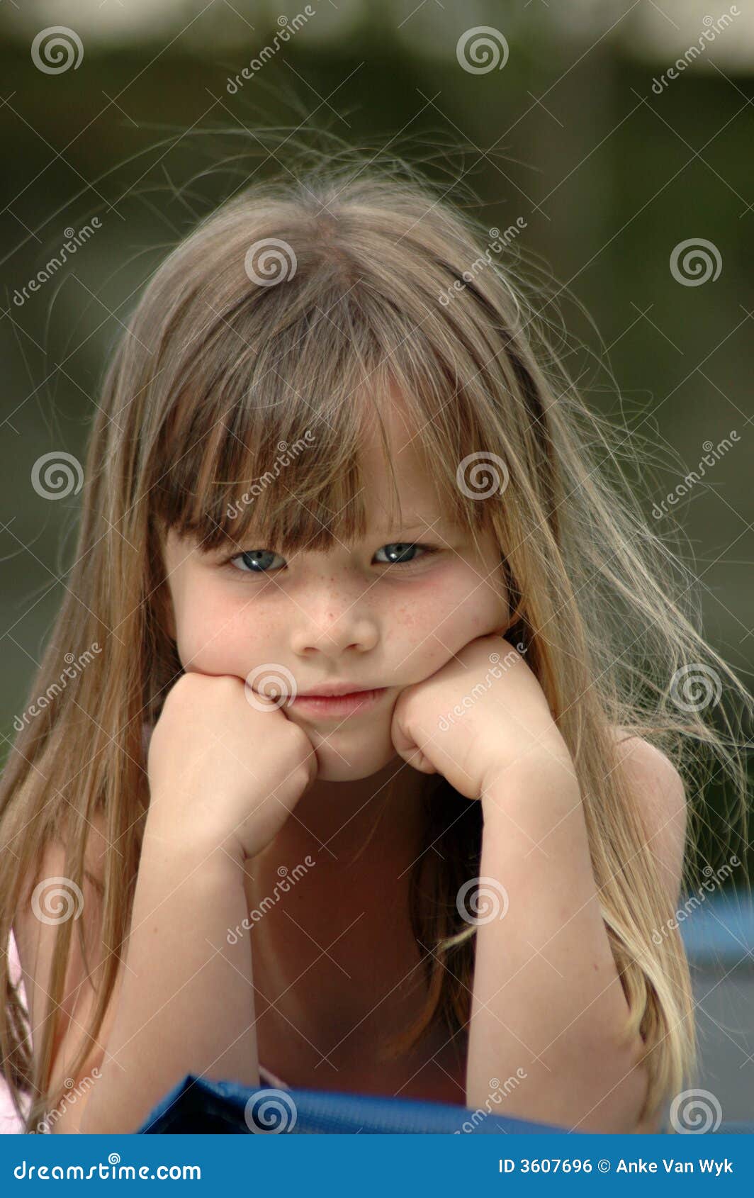 Trauriges Kind stockfoto. Bild von gefühle, frontseite - 3607696