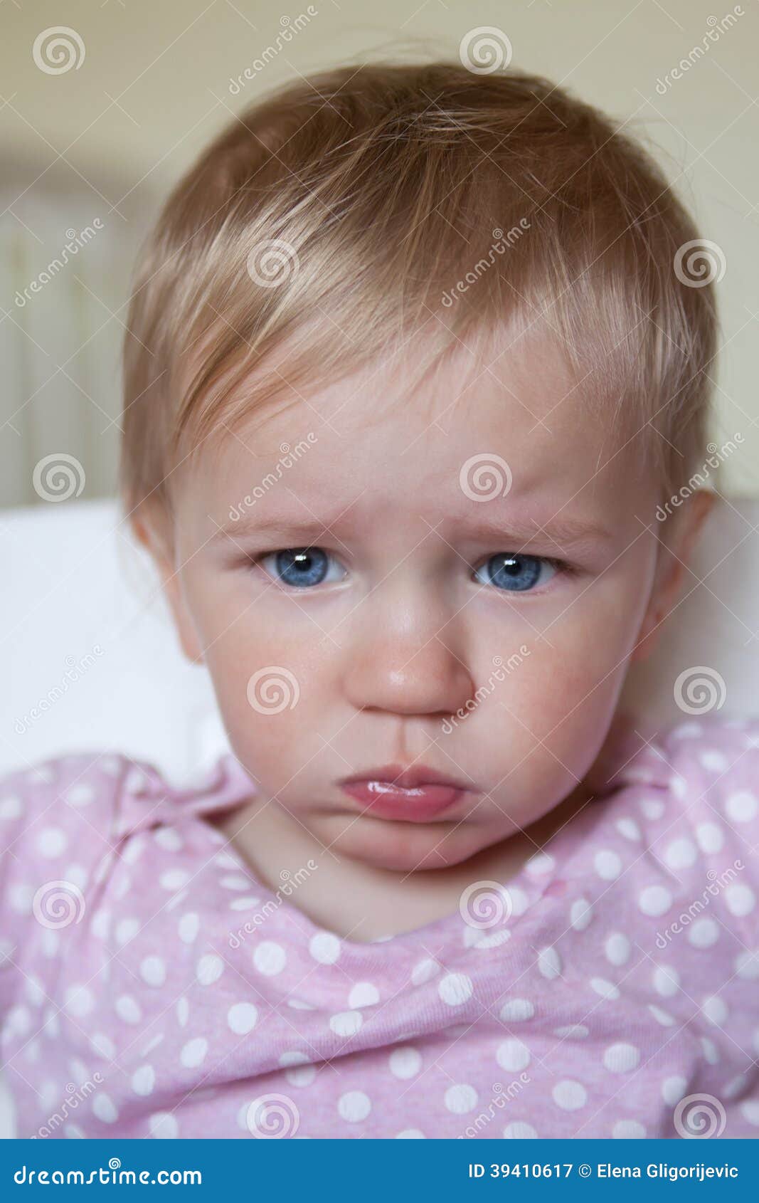 Trauriges Kind stockbild. Bild von ausdrücken, kindheit - 39410617