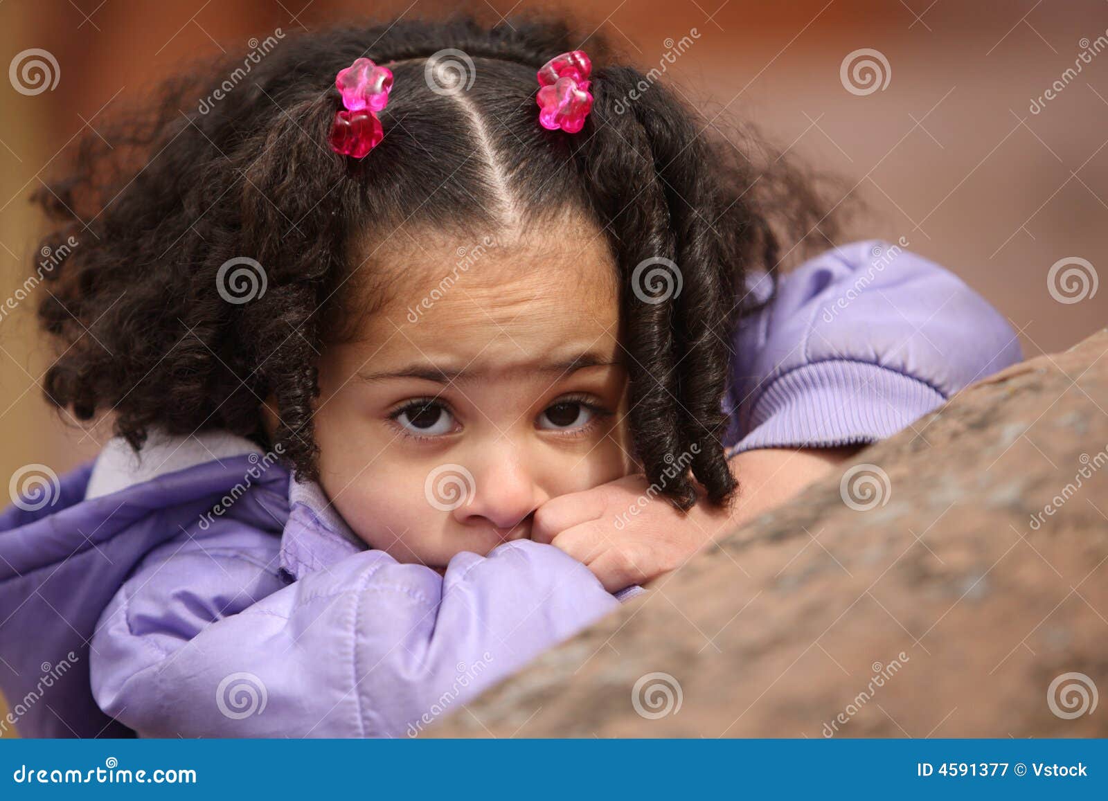 Trauriges Kind stockbild. Bild von spielplatz, augen, porträt - 4591377
