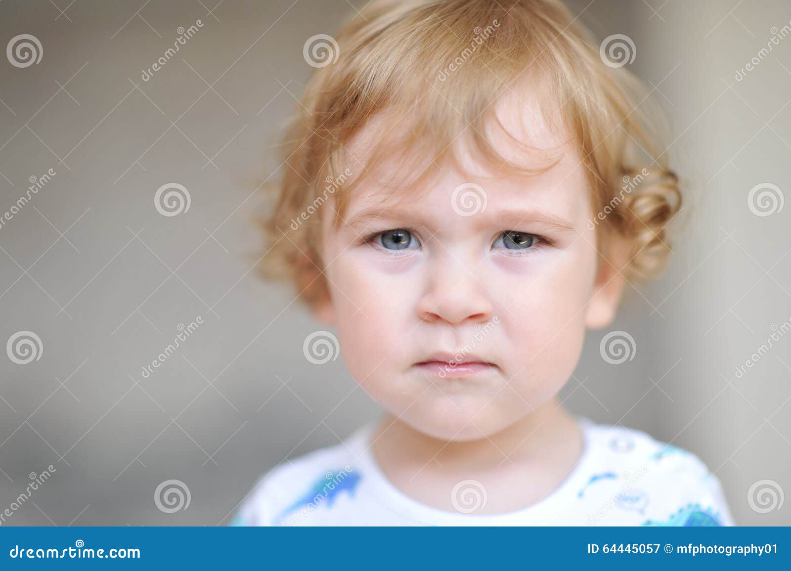 Trauriges Kind stockbild. Bild von fallen, glücklich - 64445057