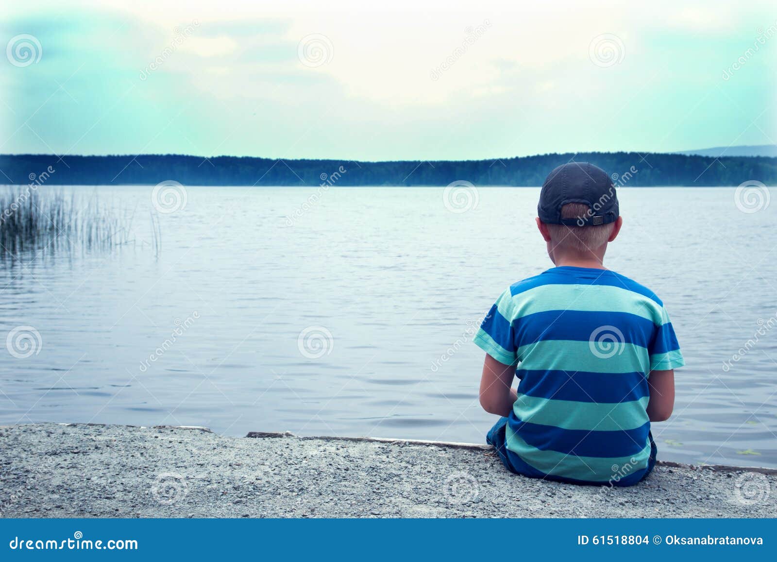Trauriges Kind, Das Allein Sitzt Stockfoto - Bild von junge, schreien ...