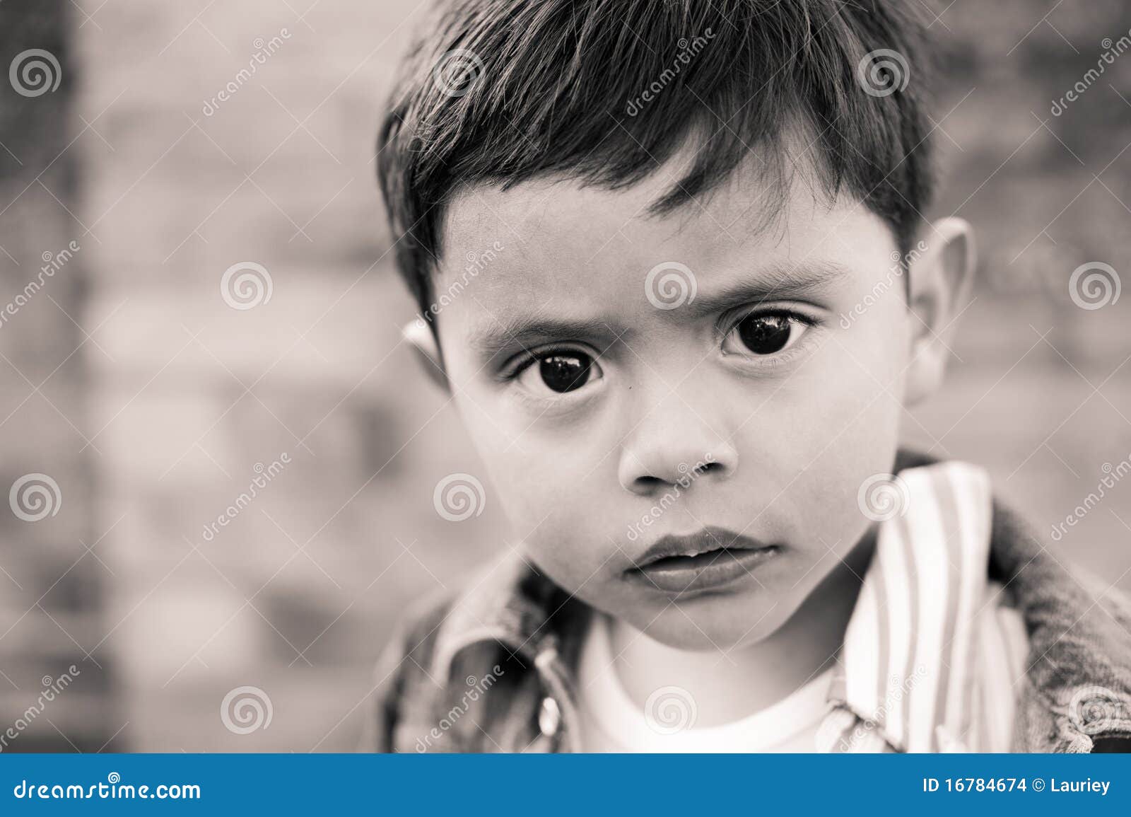 Trauriges Kind Mit Großen Augen Stockfoto - Bild von schwarzes, dunkel ...