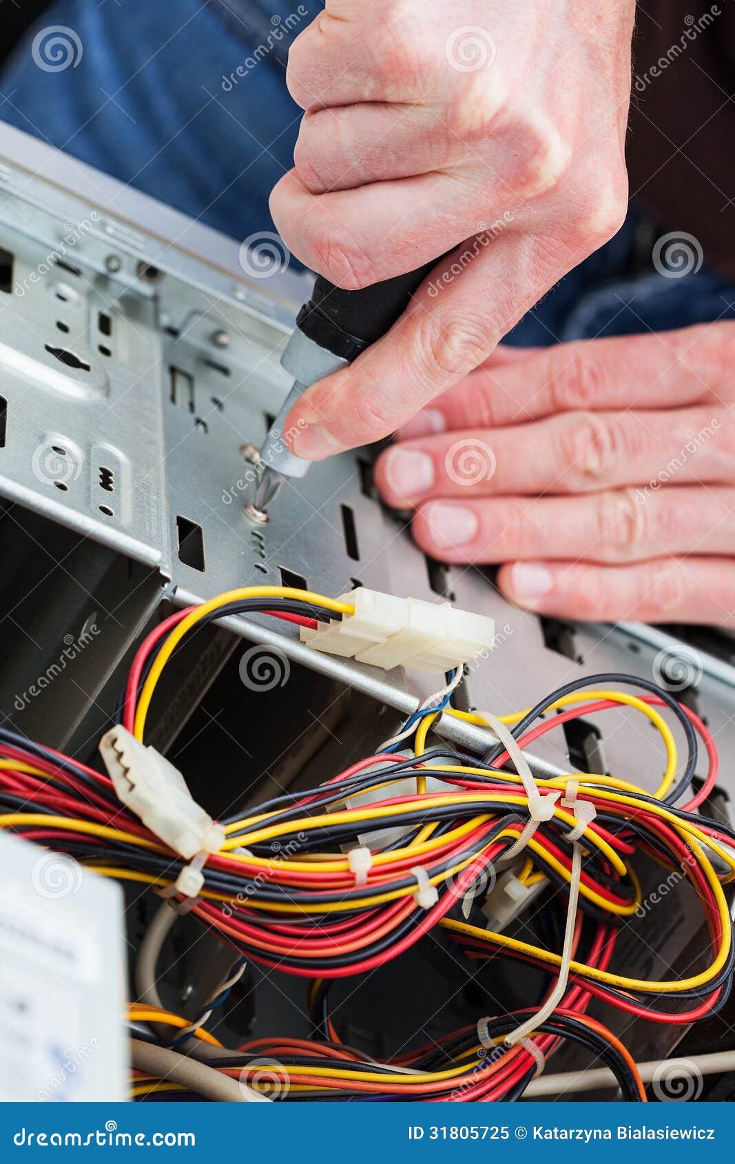 Travail d'informaticien image stock. Image du fiches - 31805725