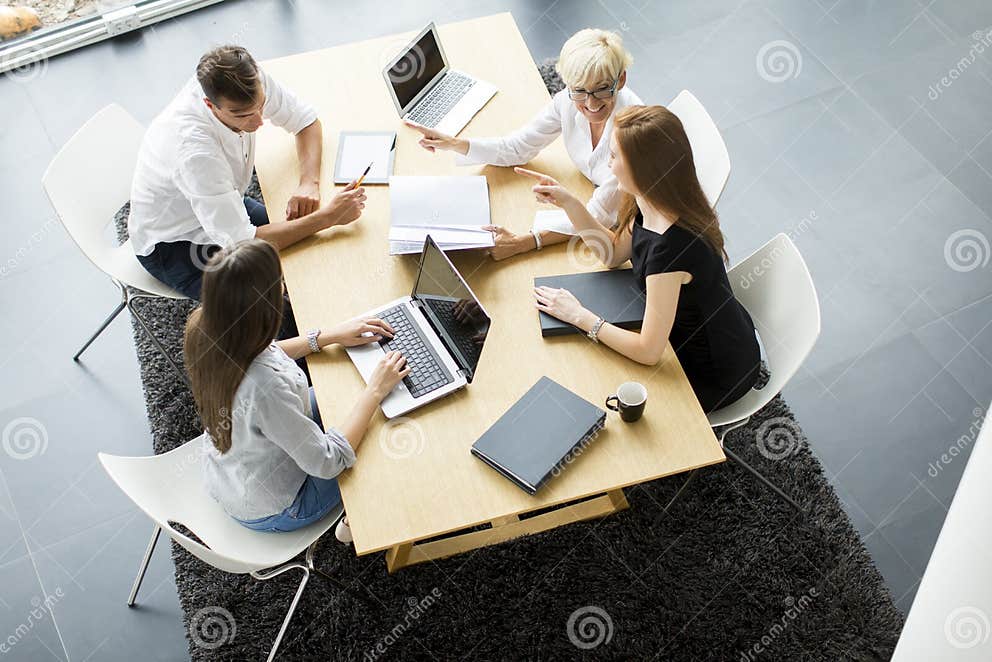 Travail D'équipe Dans Le Bureau Image stock - Image du contact, groupe: 66281943