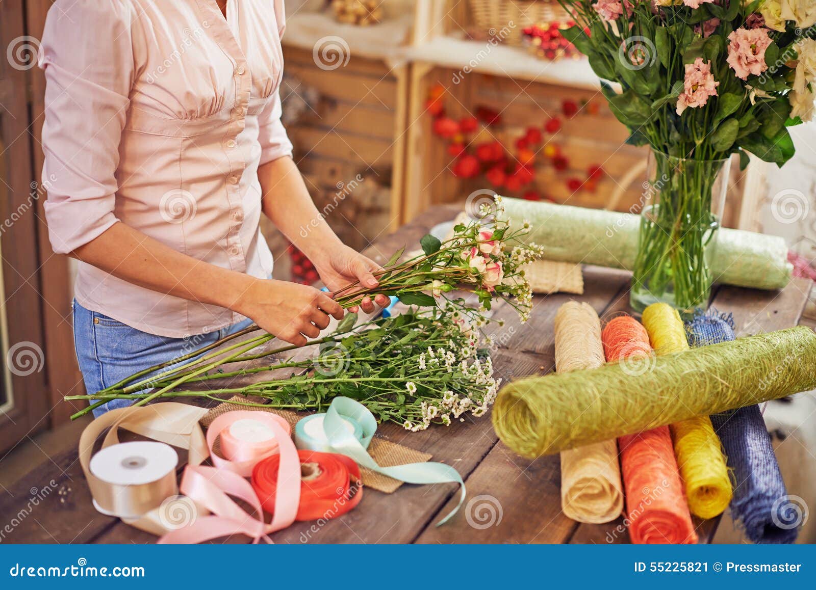 Travail dans le fleuriste image stock. Image du décorateur - 55225821
