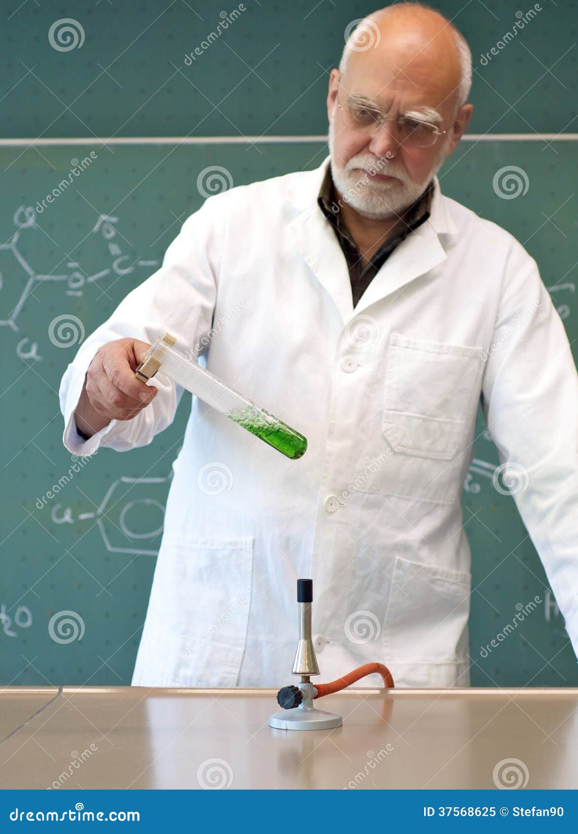 Travail Dans Un Laboratoire Avec Un Bec Bunsen Image stock - Image du ...