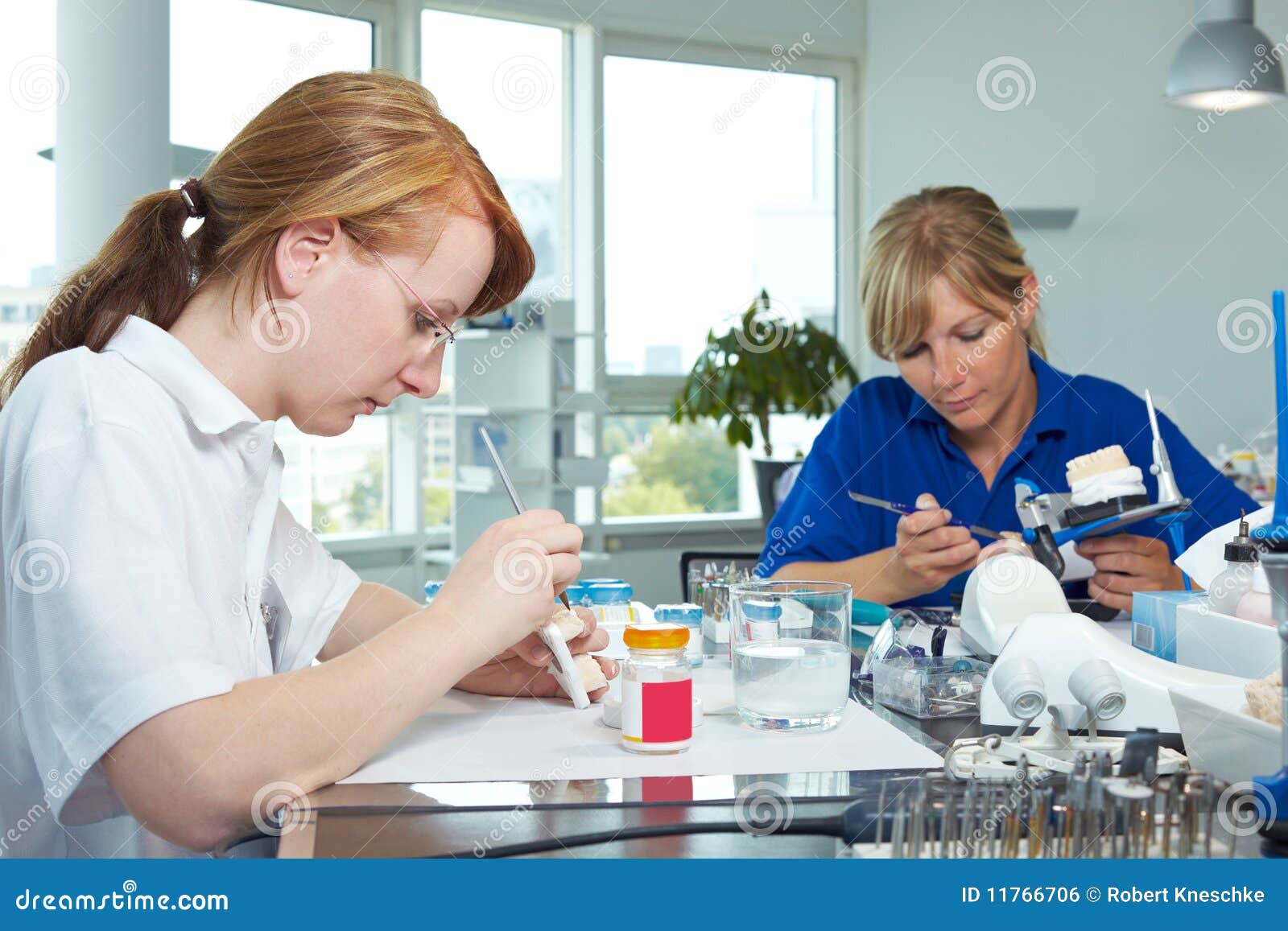 Travail Dans Un Laboratoire Dentaire Photo stock - Image du fabrication ...