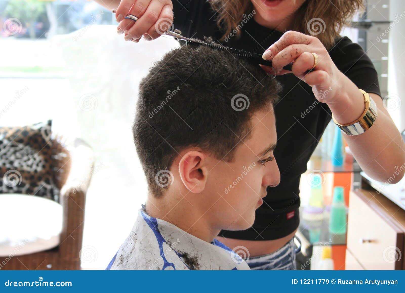 Travail de coiffeur image stock. Image du mode, cheveu - 12211779