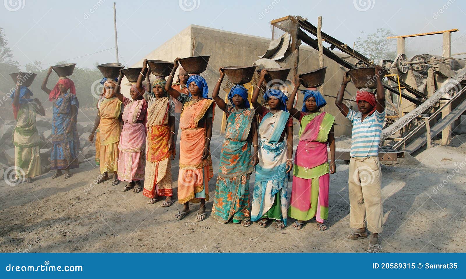 Travail de femmes en Inde image éditorial. Image du chauffer - 20589315