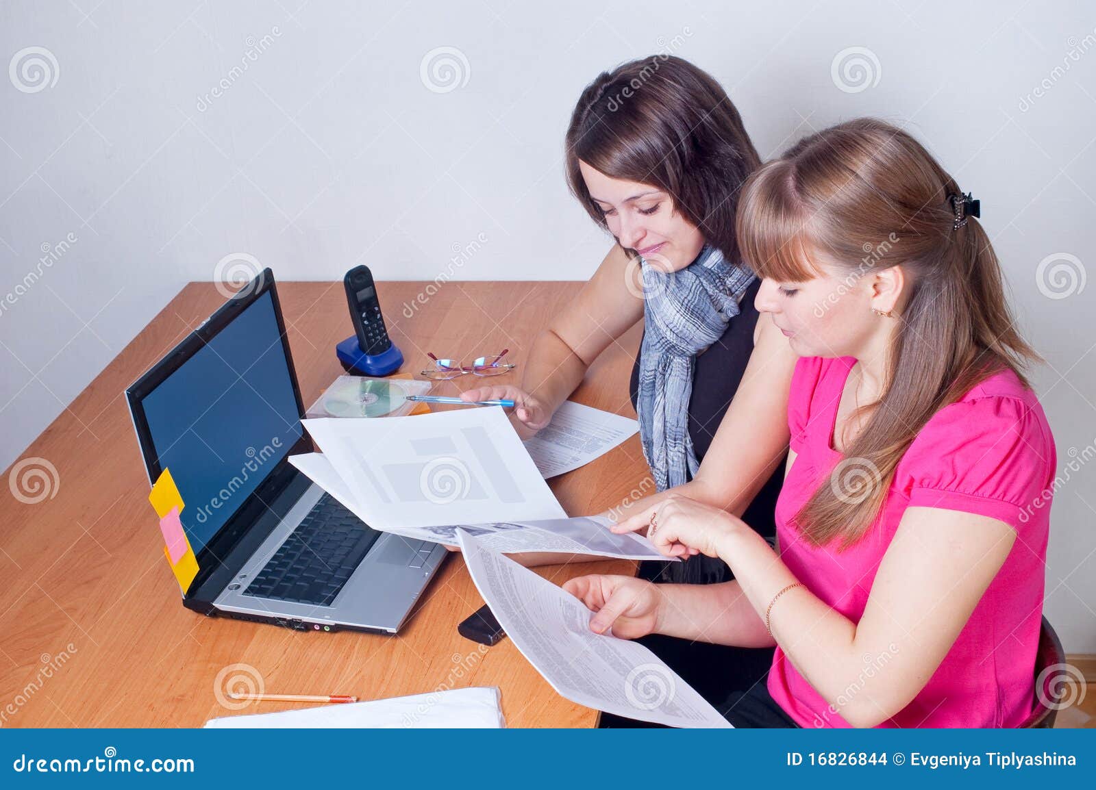 Travail De Filles Au Bureau Photo stock - Image du aide, bureau: 16826844