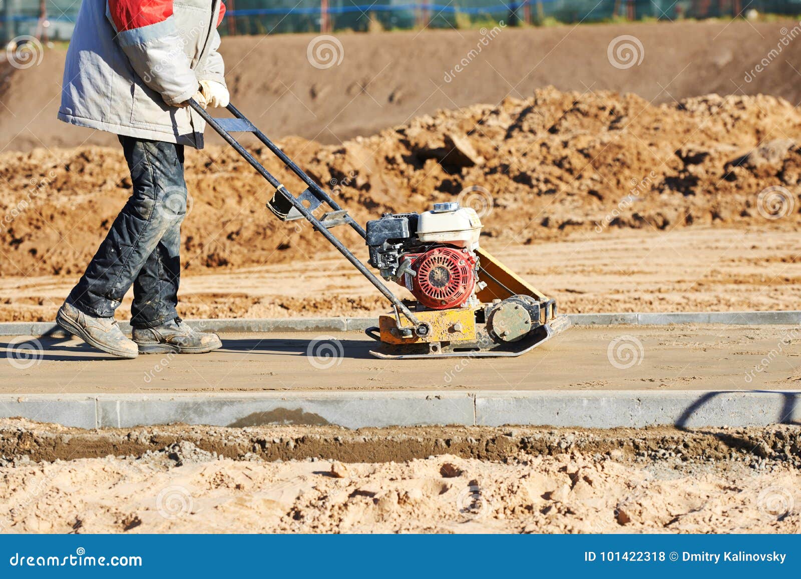 Travailleur Avec Le Compacteur De Vibration Photo stock - Image du ...