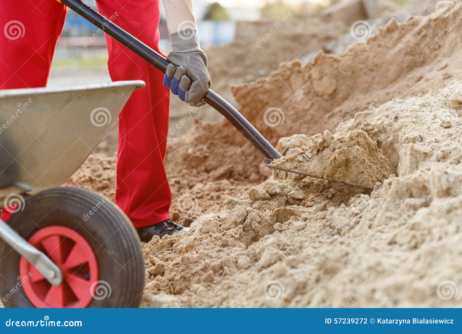 Travailleur De La Construction Avec Une Pelle Photo stock - Image du ...