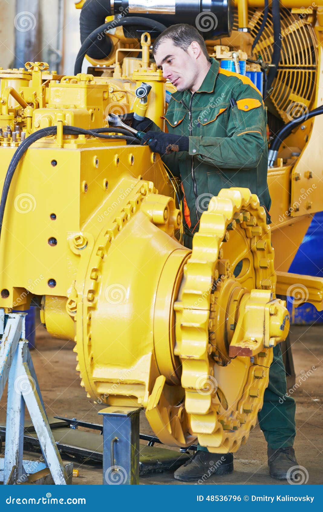 Travailleur Industriel En Assembleur Photo stock - Image du machiniste ...