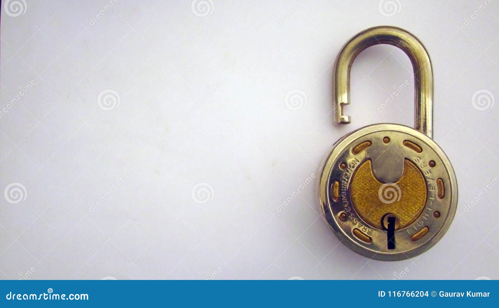 Trave Destravado No Fundo Branco Foto de Stock - Imagem de capturado ...