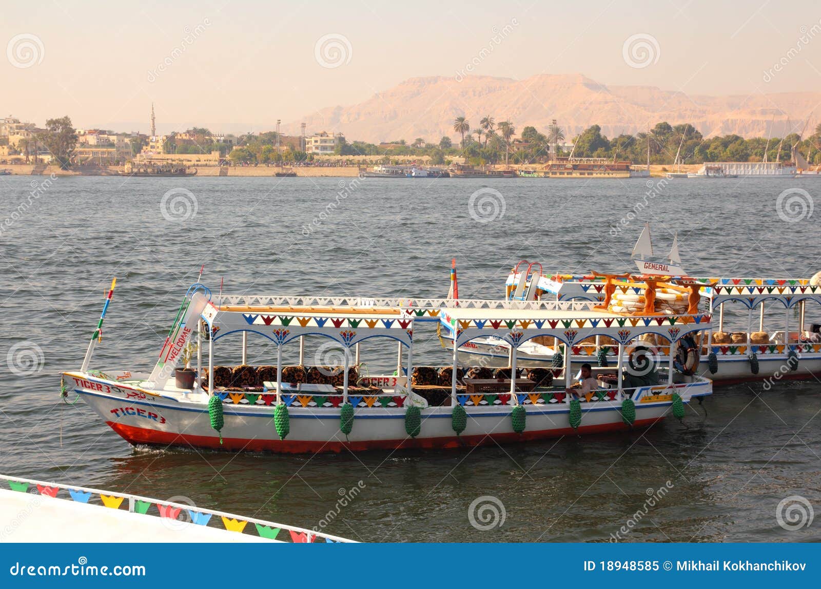 Travesía Del Nilo En Luxor Egipto Imagen editorial - Imagen de yate ...