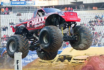 Traxxas E-MAXX editorial photo. Image of show, perform - 22023271