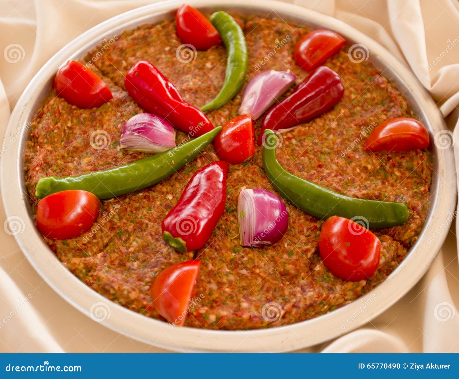 Tray Kebab Antakya Style foto de archivo. Imagen de bandeja - 65770490