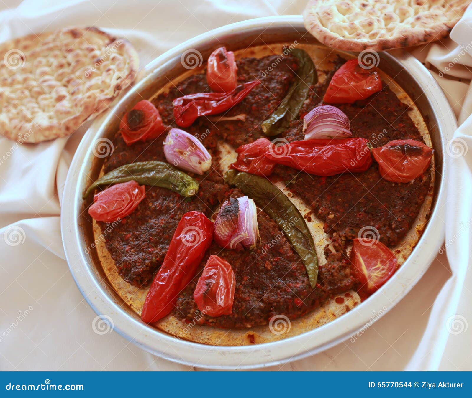 Tray Kebab Antakya Style foto de archivo. Imagen de brocheta - 65770544