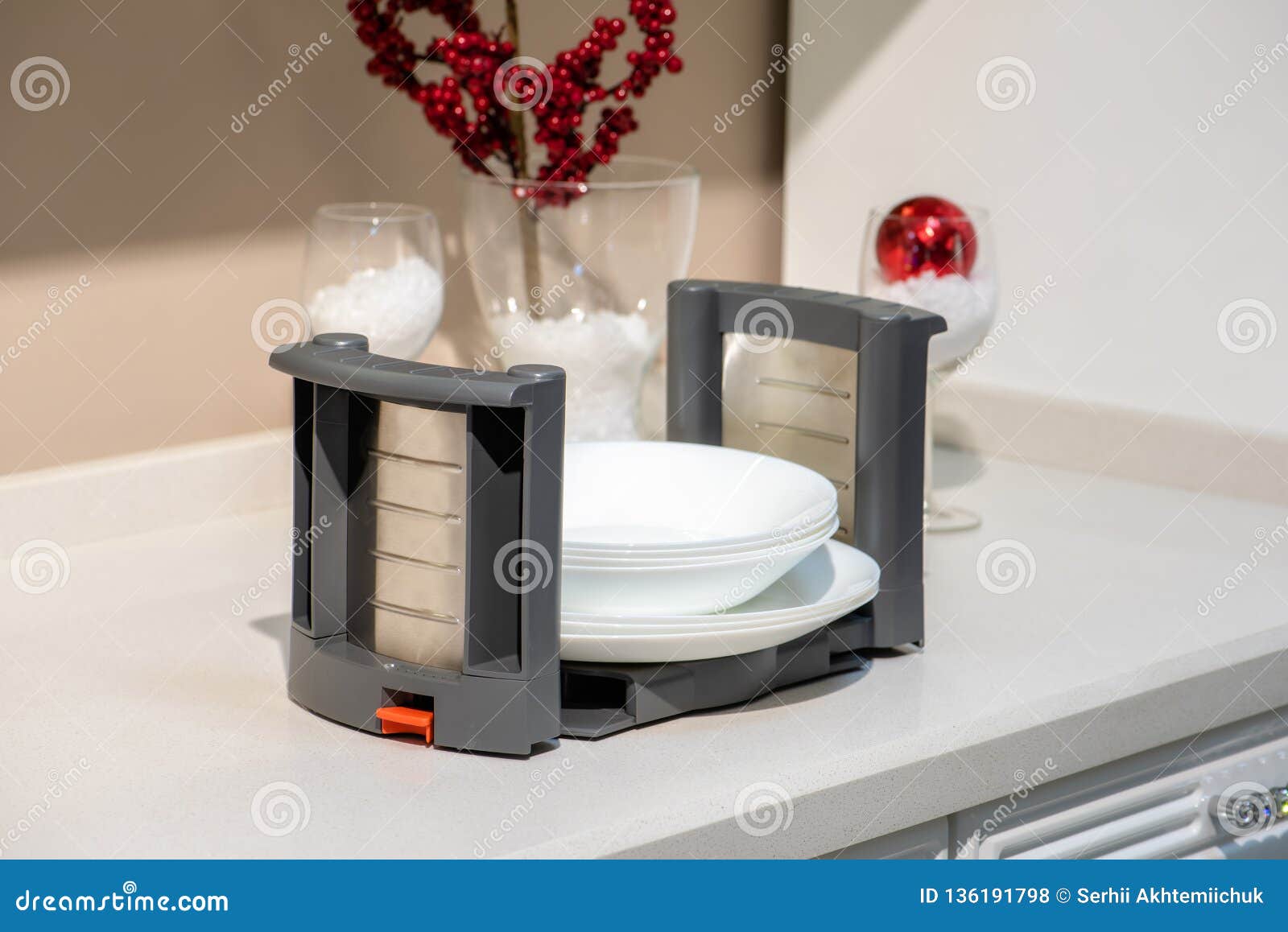 Tray for Storage and Transfer of Plates. Interesting Design Solution ...