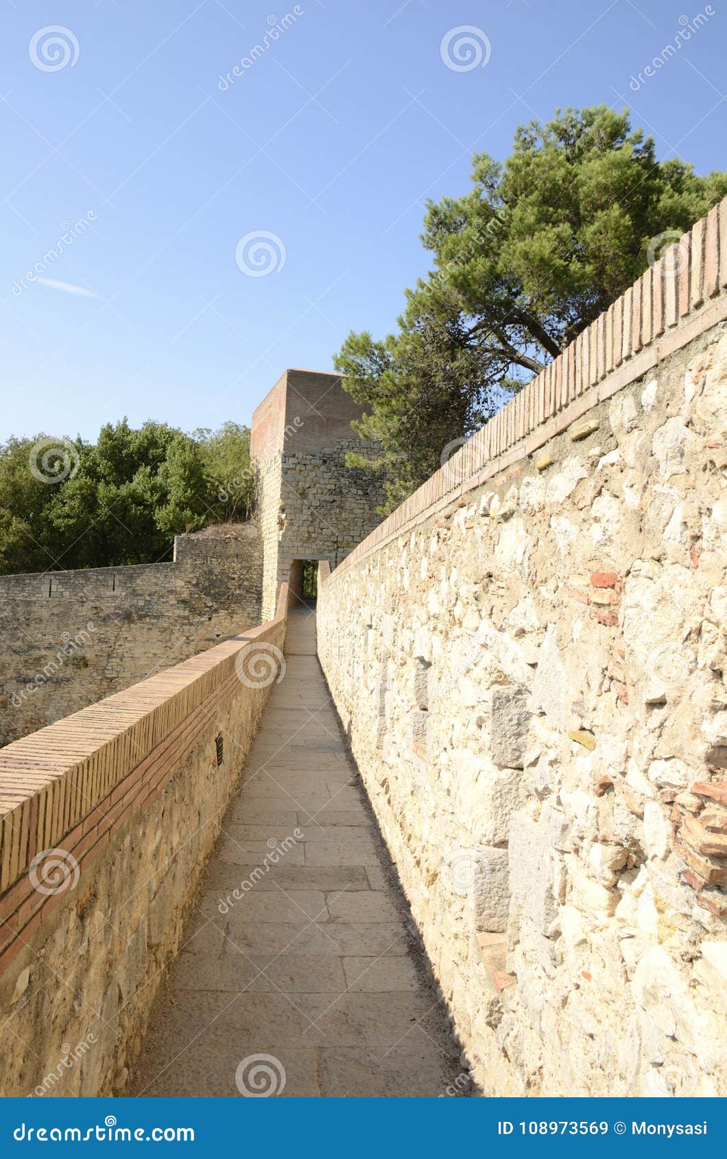 Trayectoria Estrecha En Las Paredes Imagen de archivo - Imagen de ...