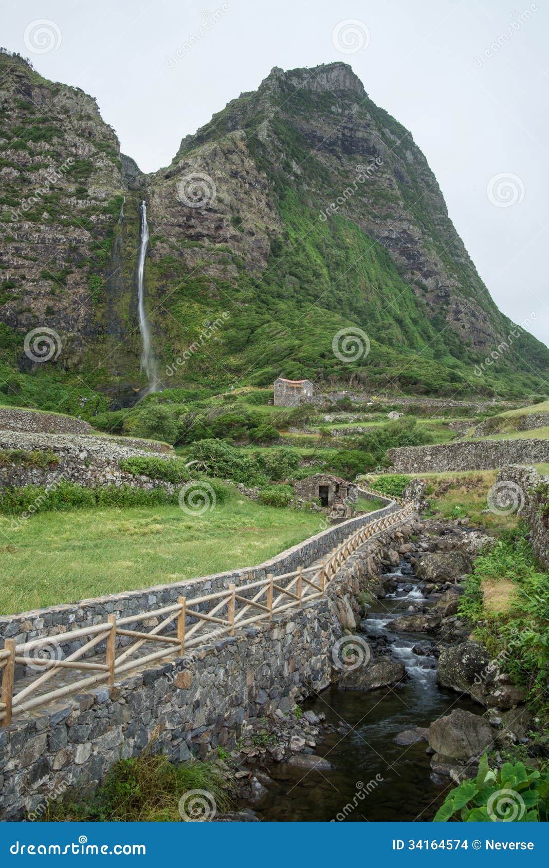 Trayectoria Rocosa a La Cascada Foto de archivo - Imagen de pista ...