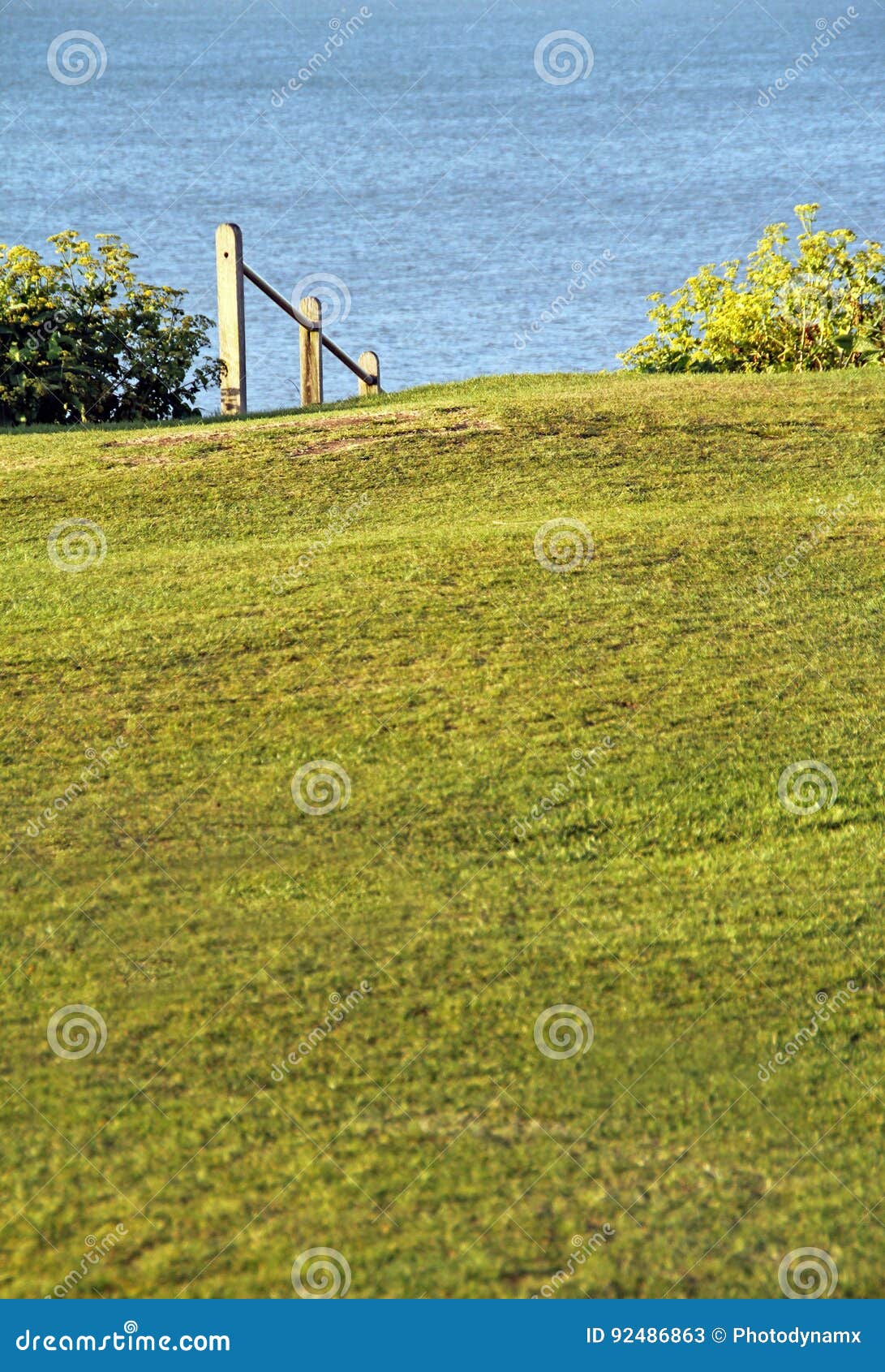 Trayectoria Secreta a Costear Imagen de archivo - Imagen de barandillas ...