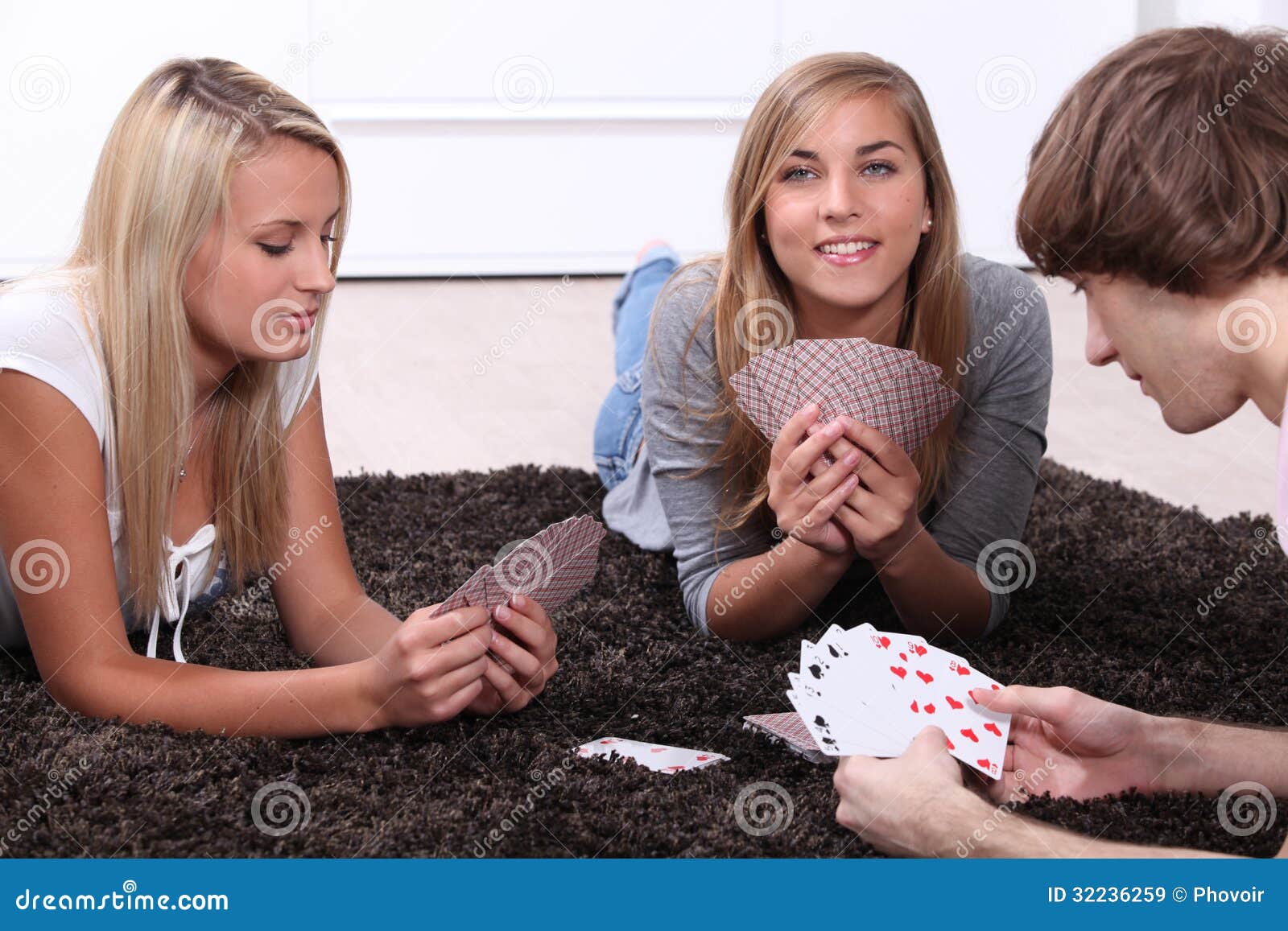 Tre Adolescenti Si Sono Seduti Le Carte Da Gioco Immagine Stock ... Tre Adolescenti Si Sono Seduti Le Carte Da Gioco Immagine Stock ...