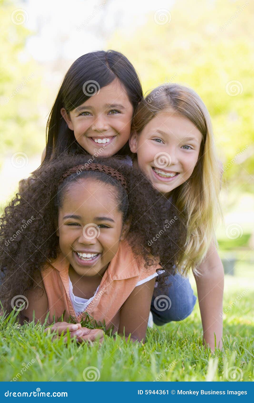 Tre Amici Della Ragazza Accatastati in Su Immagine Stock - Immagine di ...