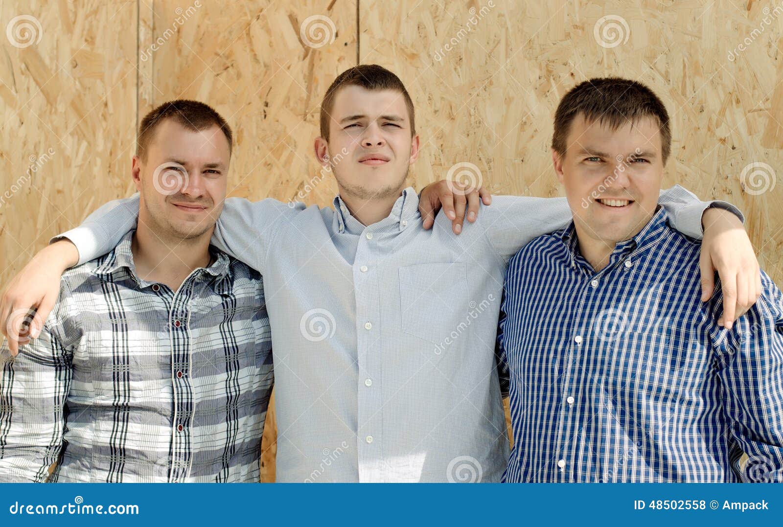 Tre Amici Maschii Che Stanno a Braccetto Fotografia Stock - Immagine di ...