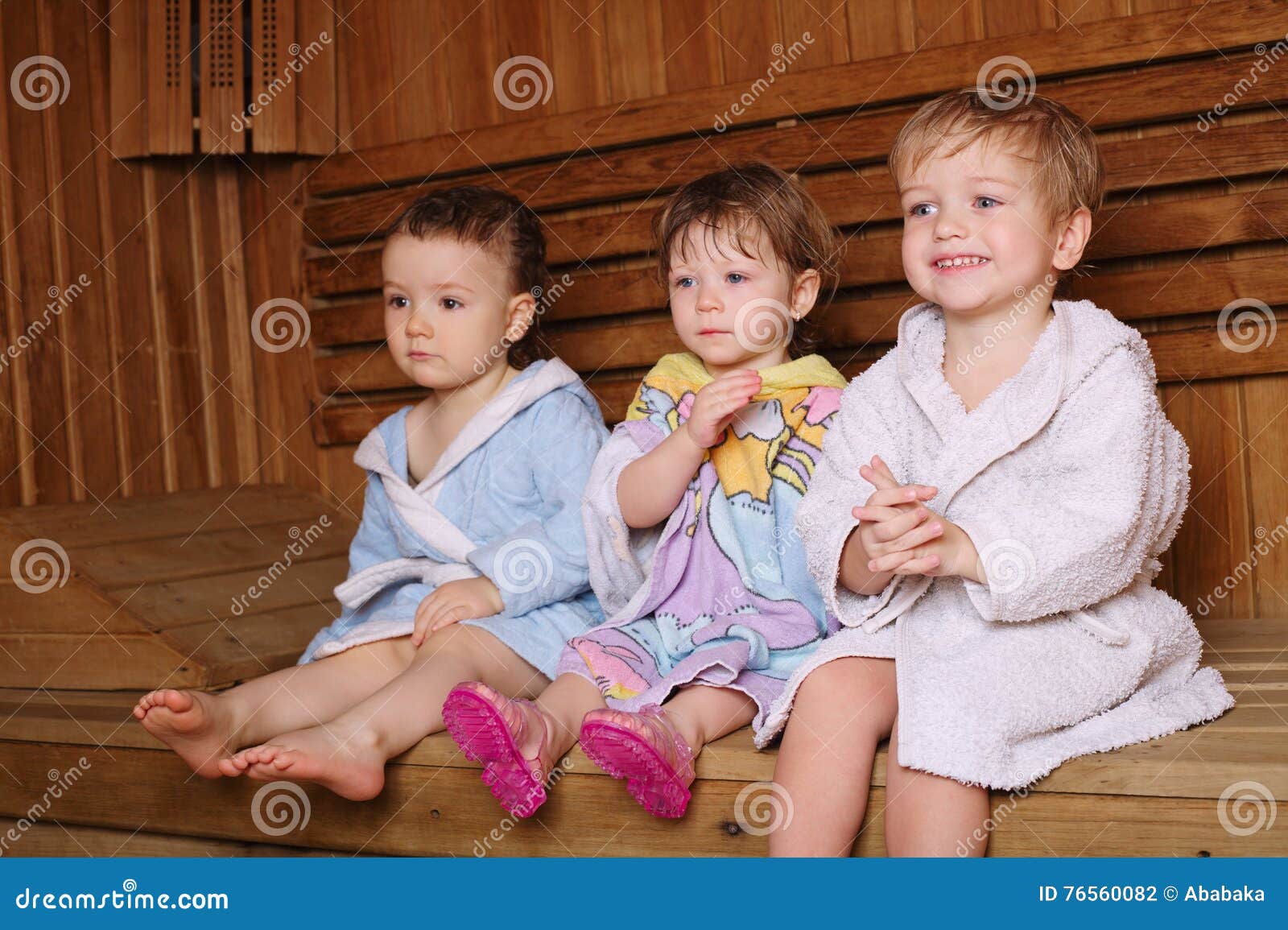 Tre Bambini Divertenti Nella Sauna Fotografia Stock - Immagine di ...