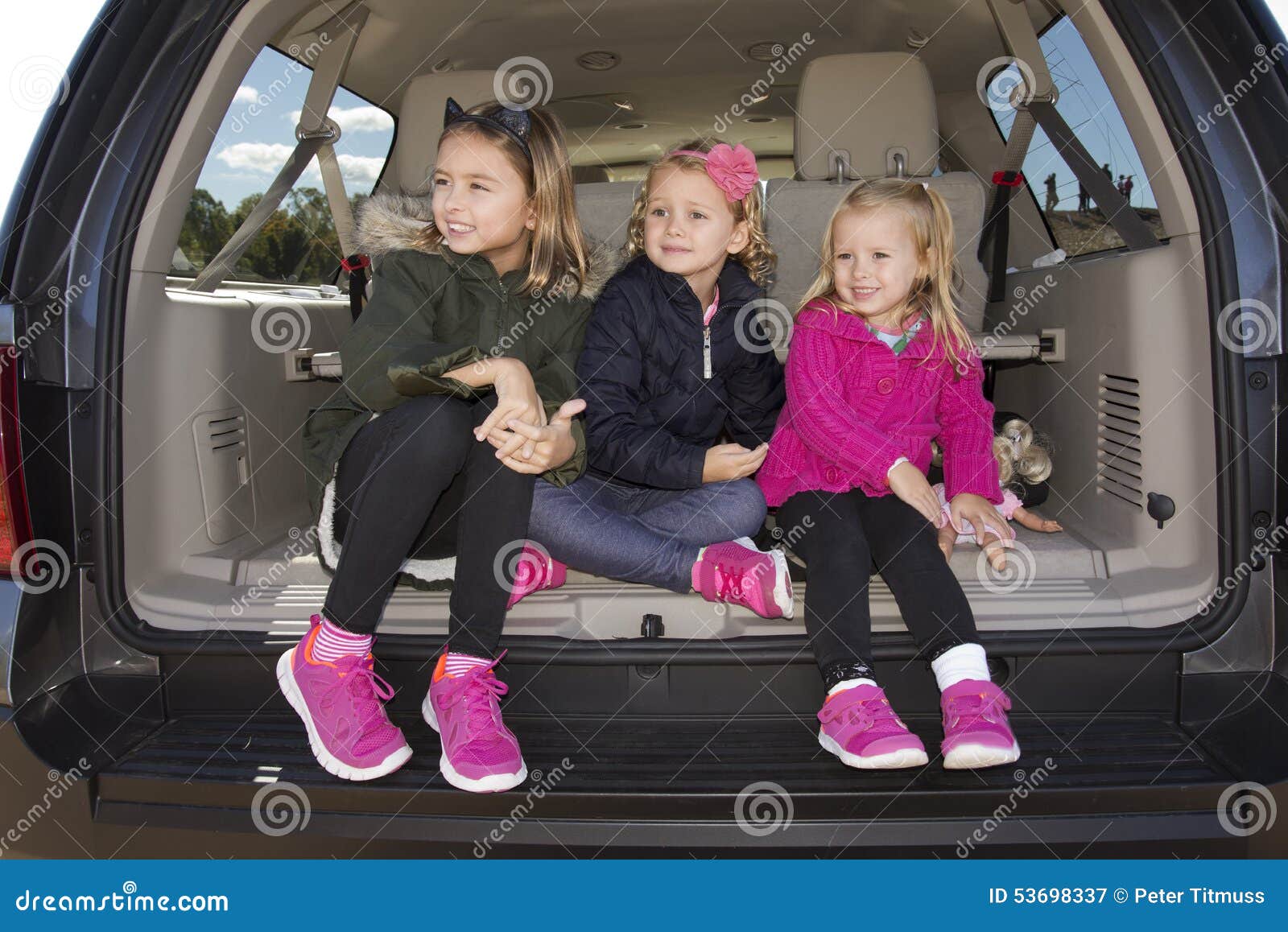 Tre Bambini Si Sono Seduti Nella Parte Posteriore Di Un'automobile ... Tre Bambini Si Sono Seduti Nella Parte Posteriore Di Un'automobile ...