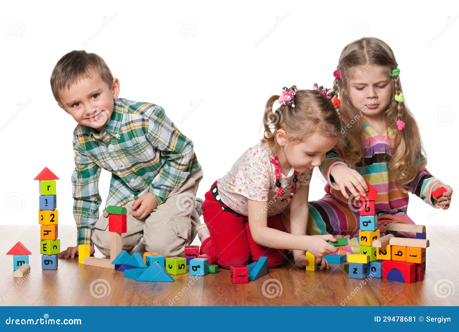 Tre barn leker på däcka fotografering för bildbyråer. Bild av dagis ...