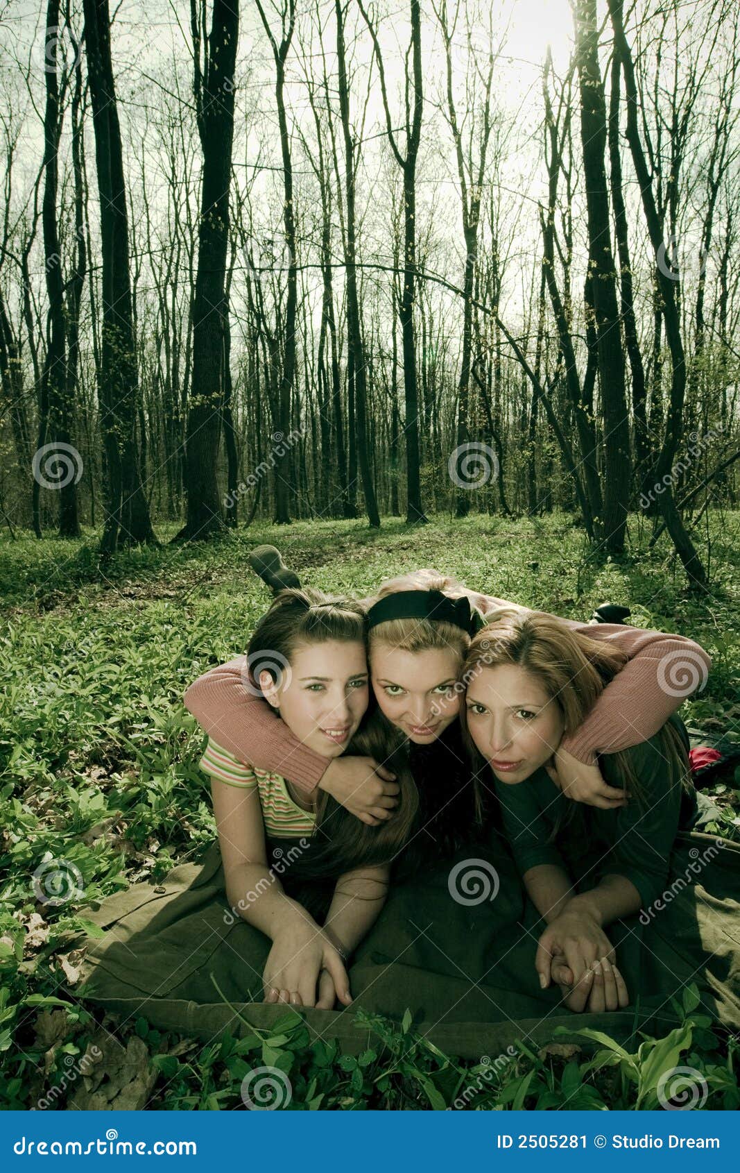 Tre donne in una foresta immagine stock. Immagine di felice - 2505281