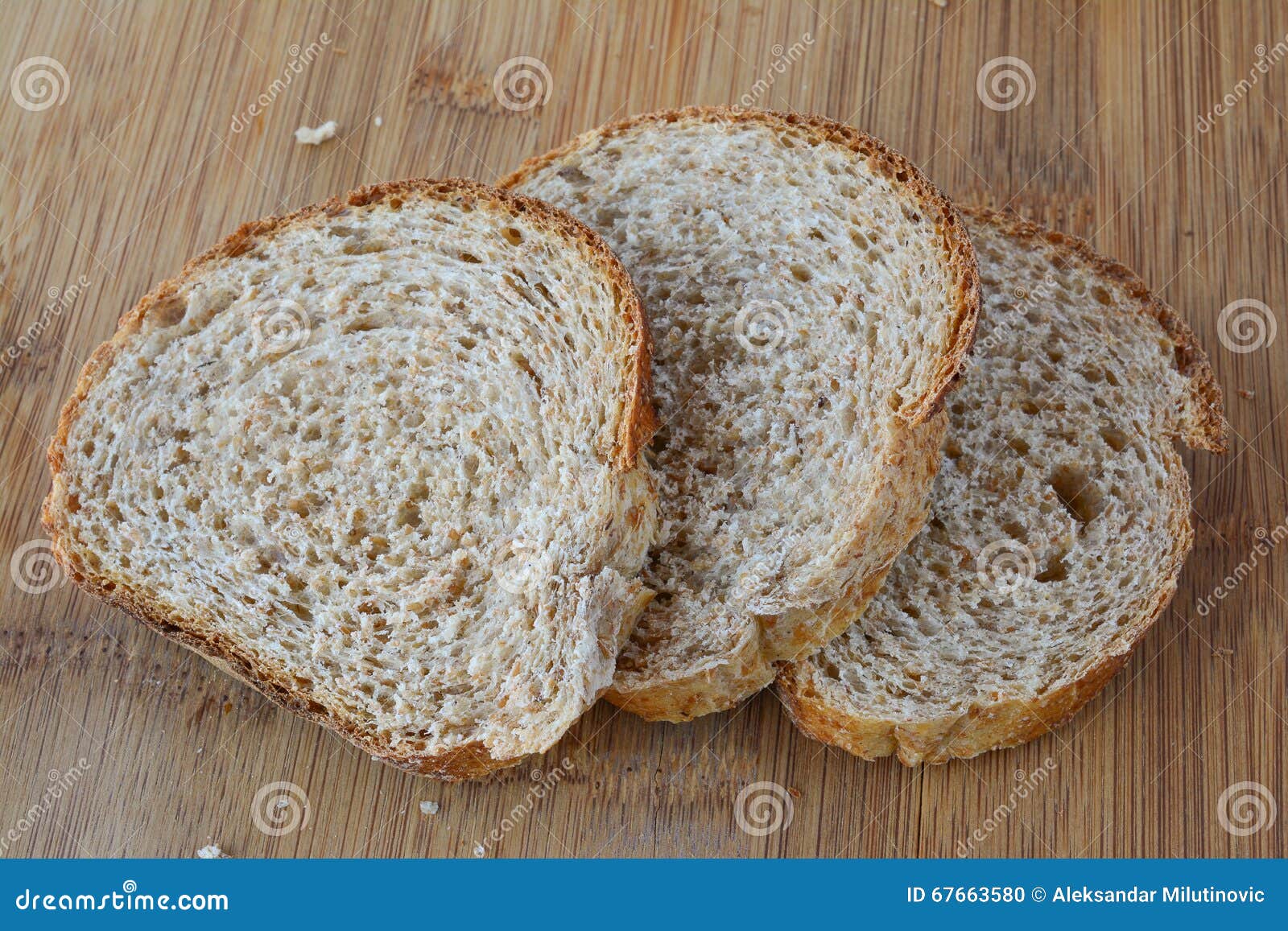 Tre fette di pane scuro fotografia stock. Immagine di alimento - 67663580