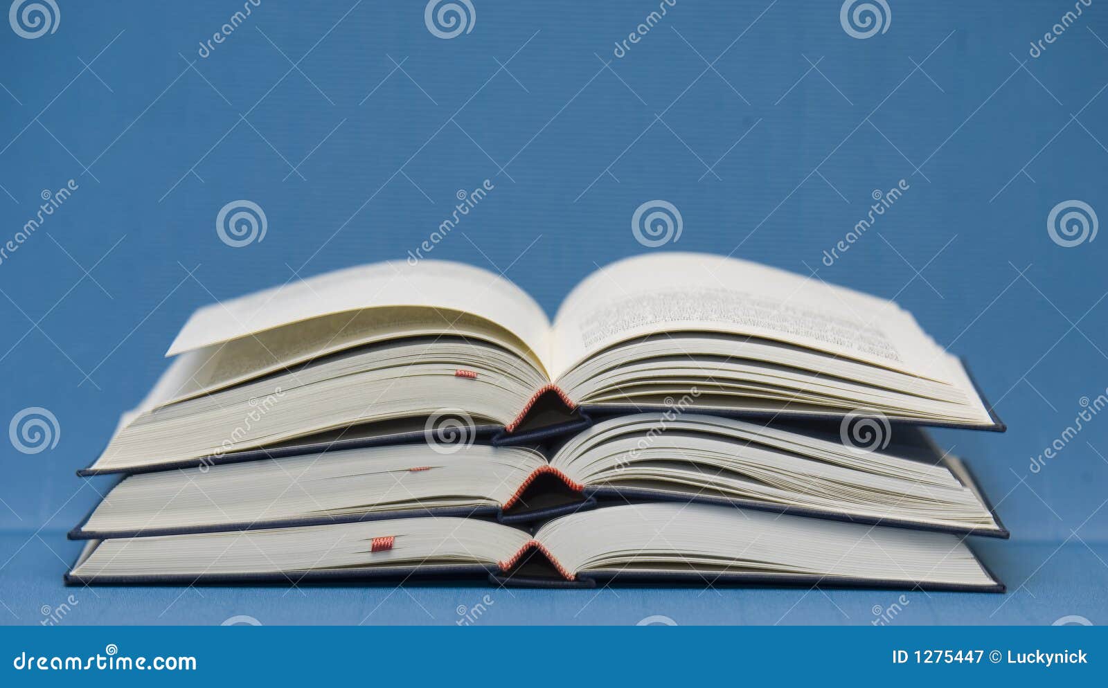 Tre libri aperti immagine stock. Immagine di formazione - 1275447