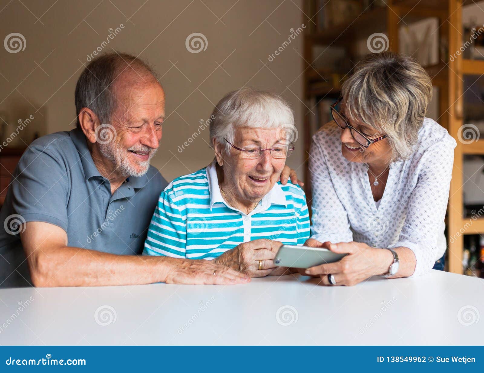 Tre Persone Anziane Che Per Mezzo Dello Smart Phone Fotografia Stock ...