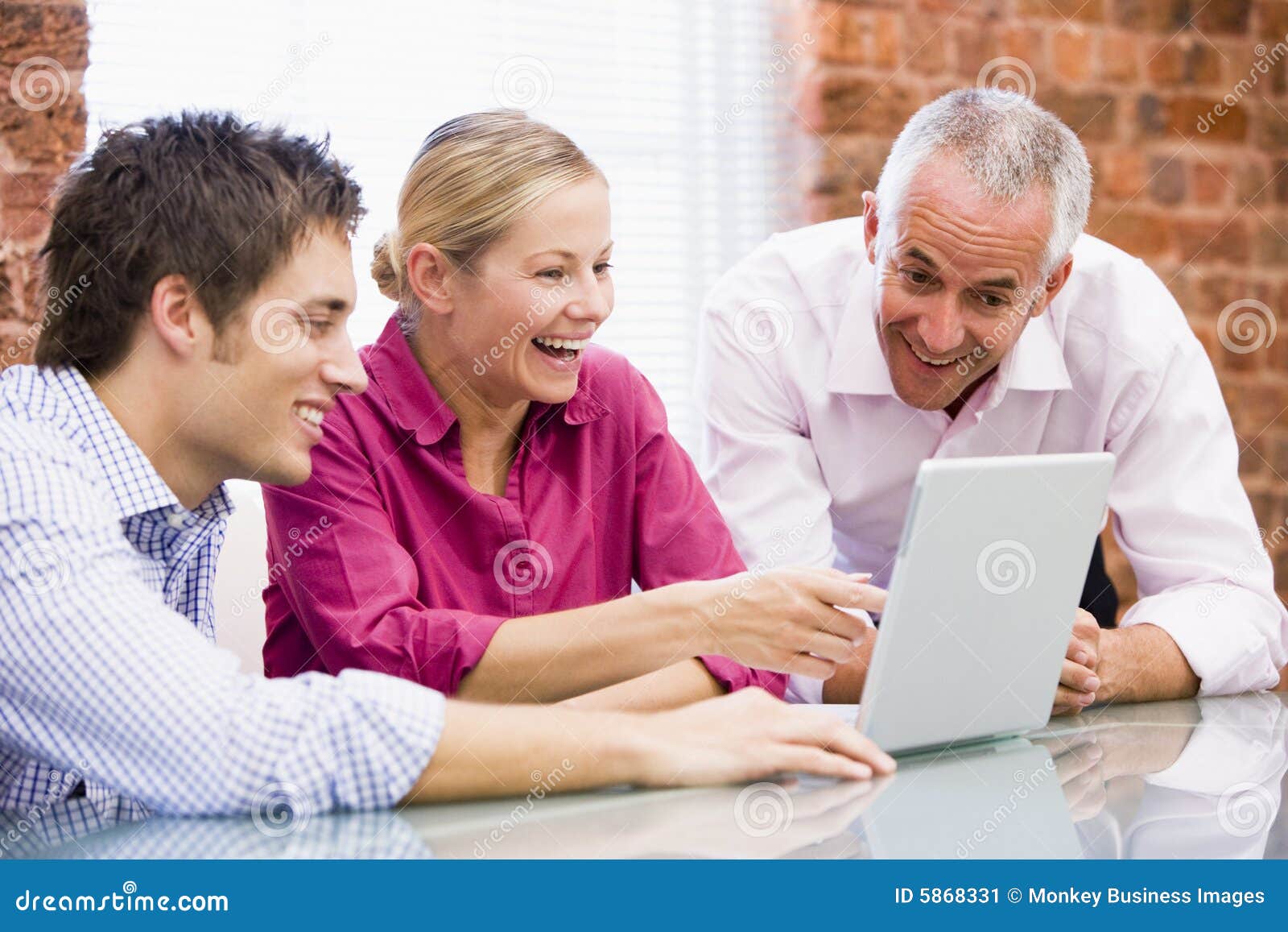 Tre Persone Di Affari in Ufficio Con Il Computer Portatile Immagine ...