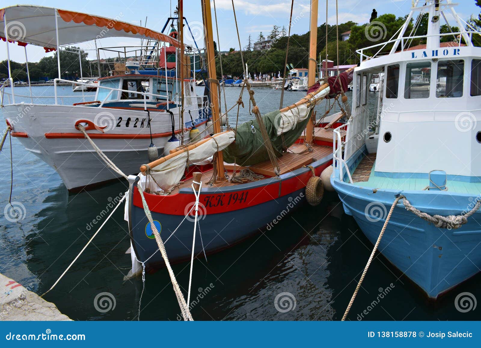 Tre pescherecci di legno fotografia stock editoriale. Immagine di ...