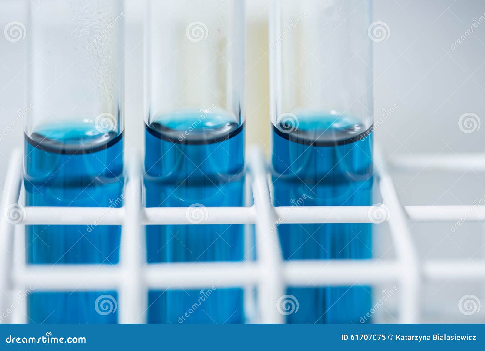 Tre Provette Con Il Campione Immagine Stock - Immagine di scienziato ...