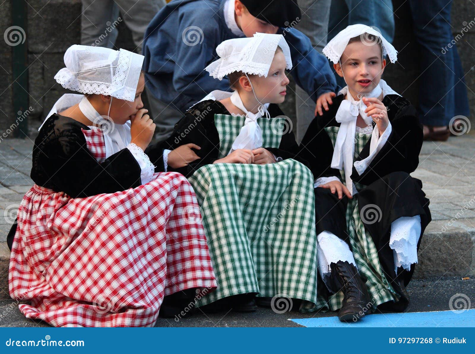 Tre Ragazze in Costumi Bretoni Medievali Fotografia Stock Editoriale ...