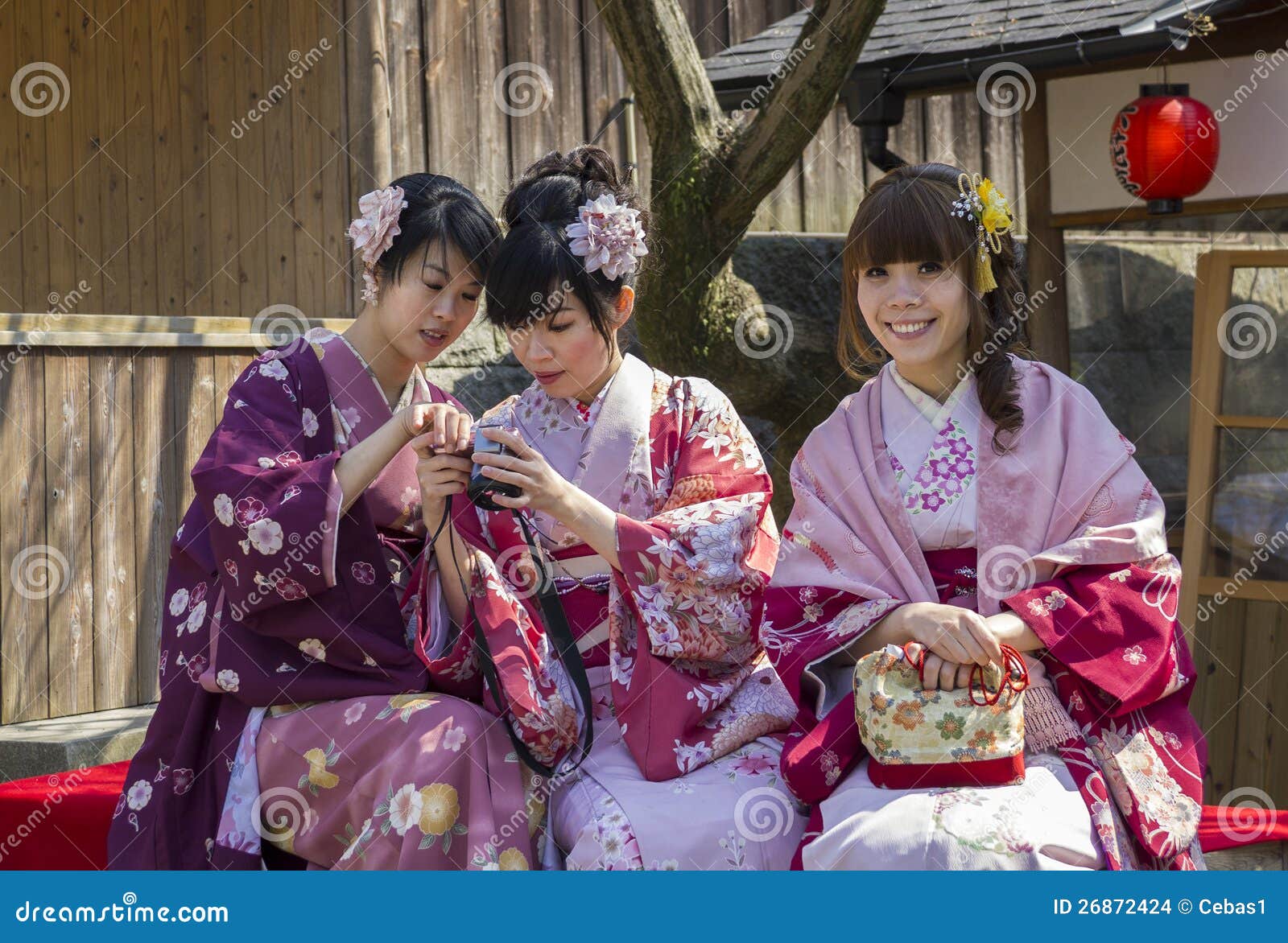 Tre Ragazze Giapponesi in Kimono Immagine Stock Editoriale - Immagine ...
