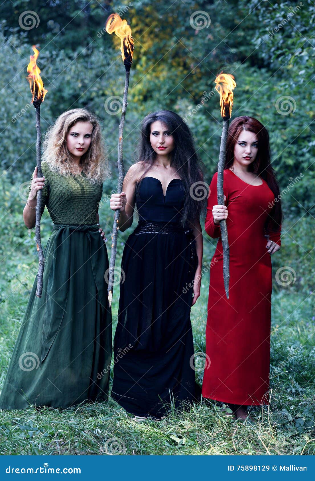 Tre Streghe Con Con Le Torce Immagine Stock - Immagine di caucasico ...