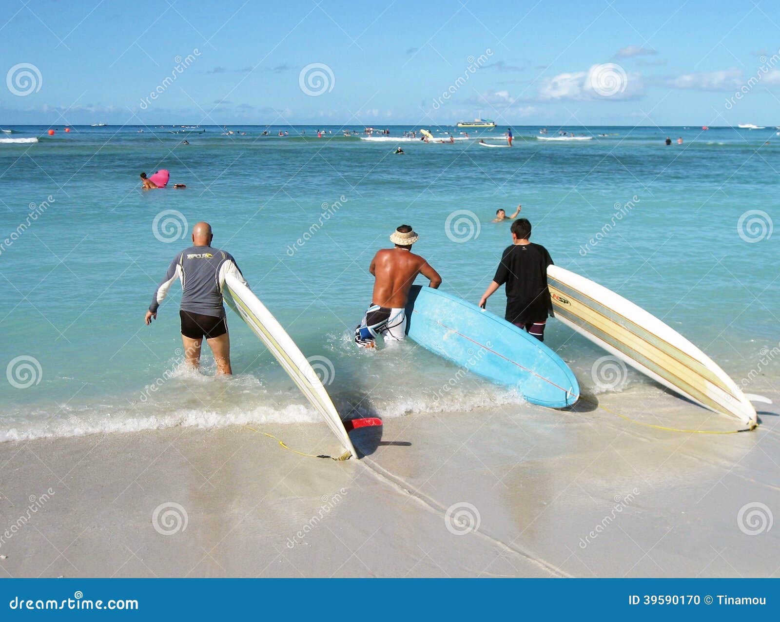 Tre Surfisti Registrano L'acqua a Honolulu Immagine Editoriale ...