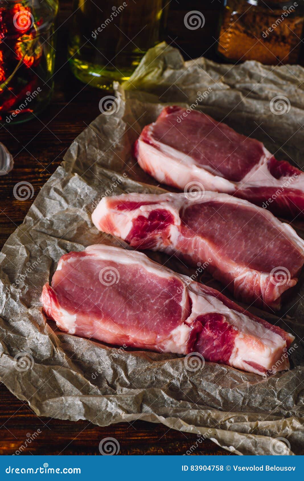 Tre Tagli Della Lonza Di Maiale Su Pergamena Fotografia Stock ...