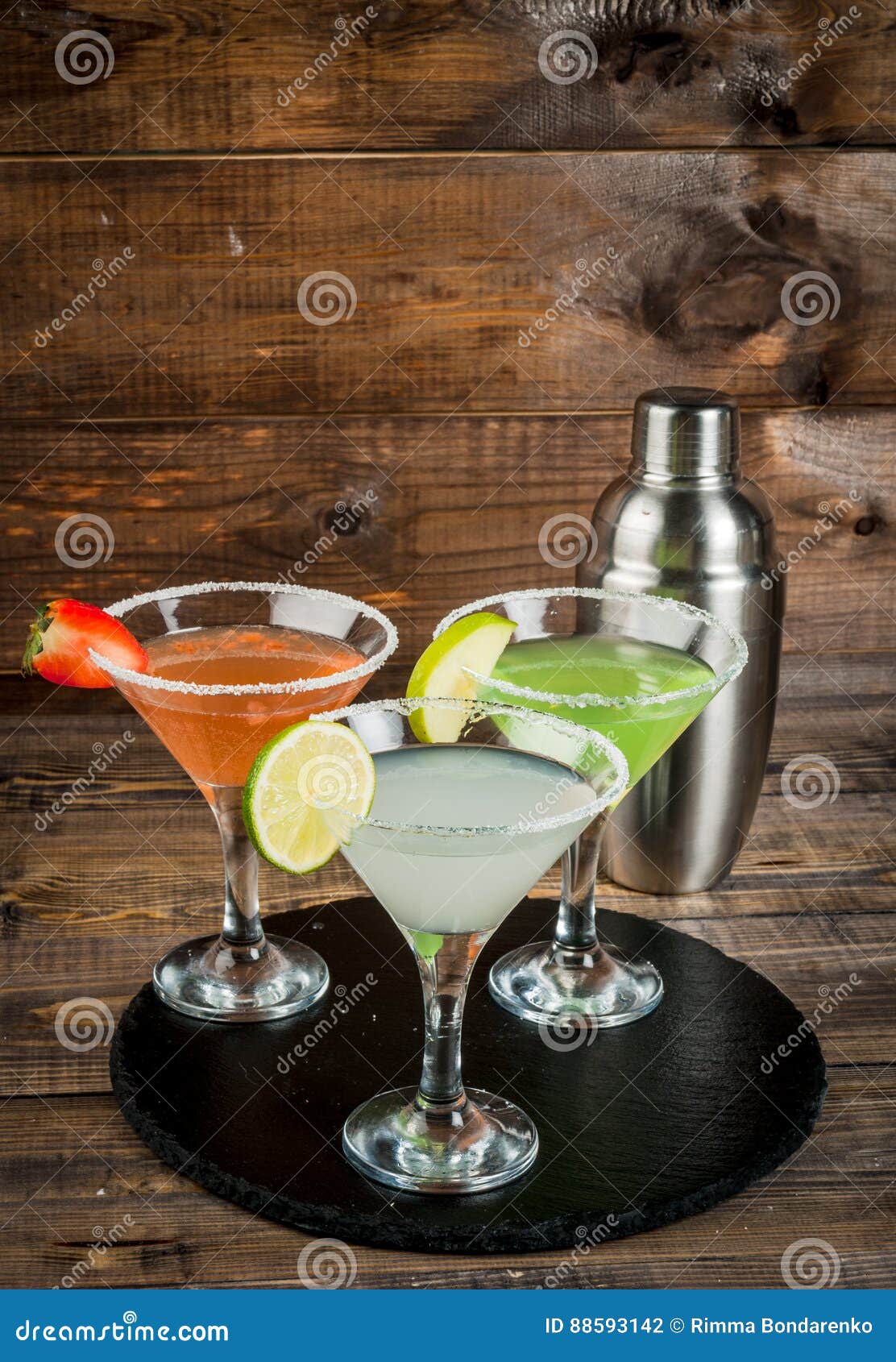 Tre Tipi Di Cocktail Alcolici Con Martini Fotografia Stock - Immagine ...