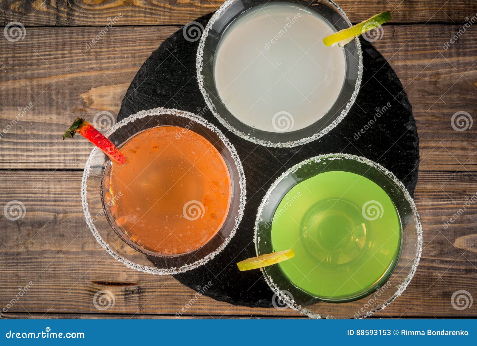 Tre Tipi Di Cocktail Alcolici Con Martini Immagine Stock - Immagine di ...