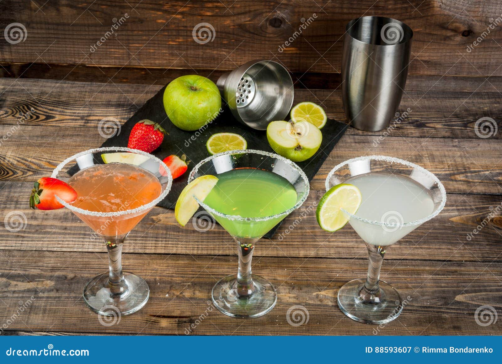 Tre Tipi Di Cocktail Alcolici Con Martini Immagine Stock - Immagine di ...